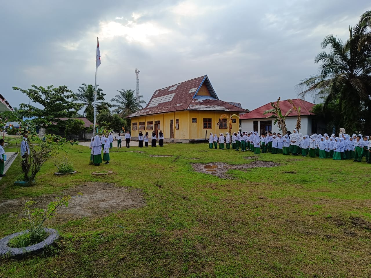 Siswa MIS Al Muhajirin Kijang Rejo Laksanakan Upacara Bendera dengan ...